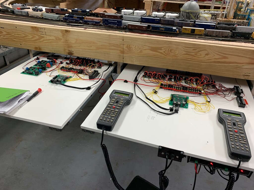 DCC locomotives stop randomly but in the same place, then starts again - Electronics and DCC ...