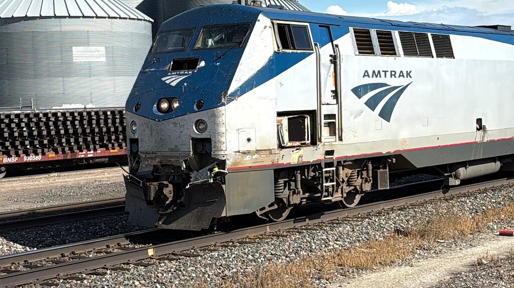 BNSF 3900 Led Amtrak Train 5 after Semitrailer Incident - Passenger ...