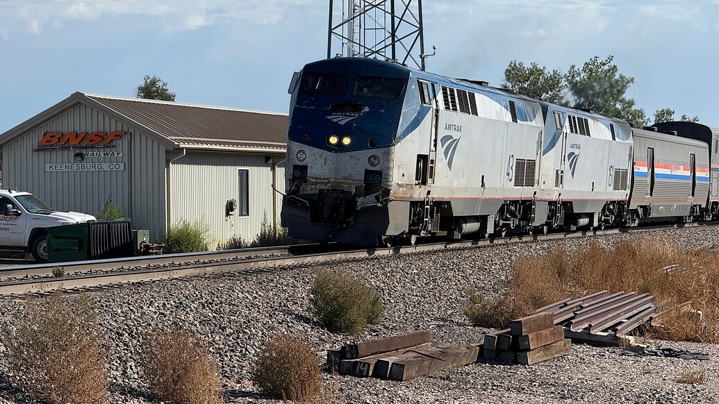 BNSF 3900 Led Amtrak Train 5 after Semitrailer Incident - Passenger ...