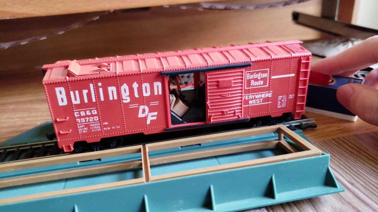 Tyco HO Burlington Unloading Boxcar - Electronics and DCC - Trains.com ...
