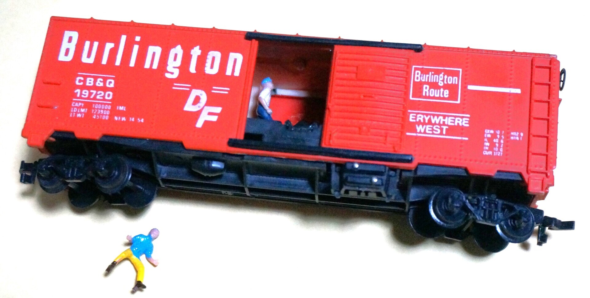 Tyco HO Burlington Unloading Boxcar - Electronics and DCC - Trains.com ...