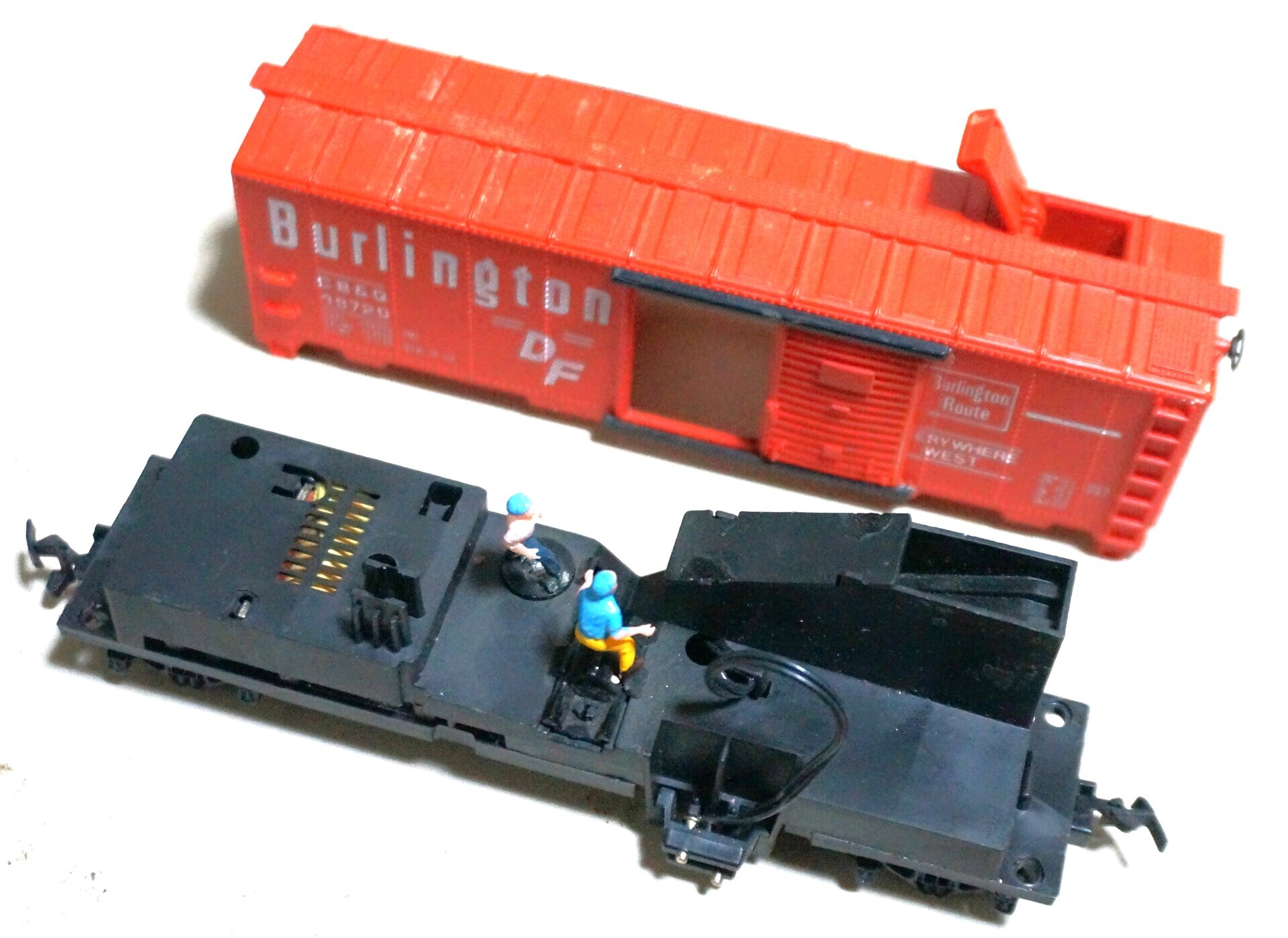 Tyco HO Burlington Unloading Boxcar - Electronics and DCC - Trains.com ...