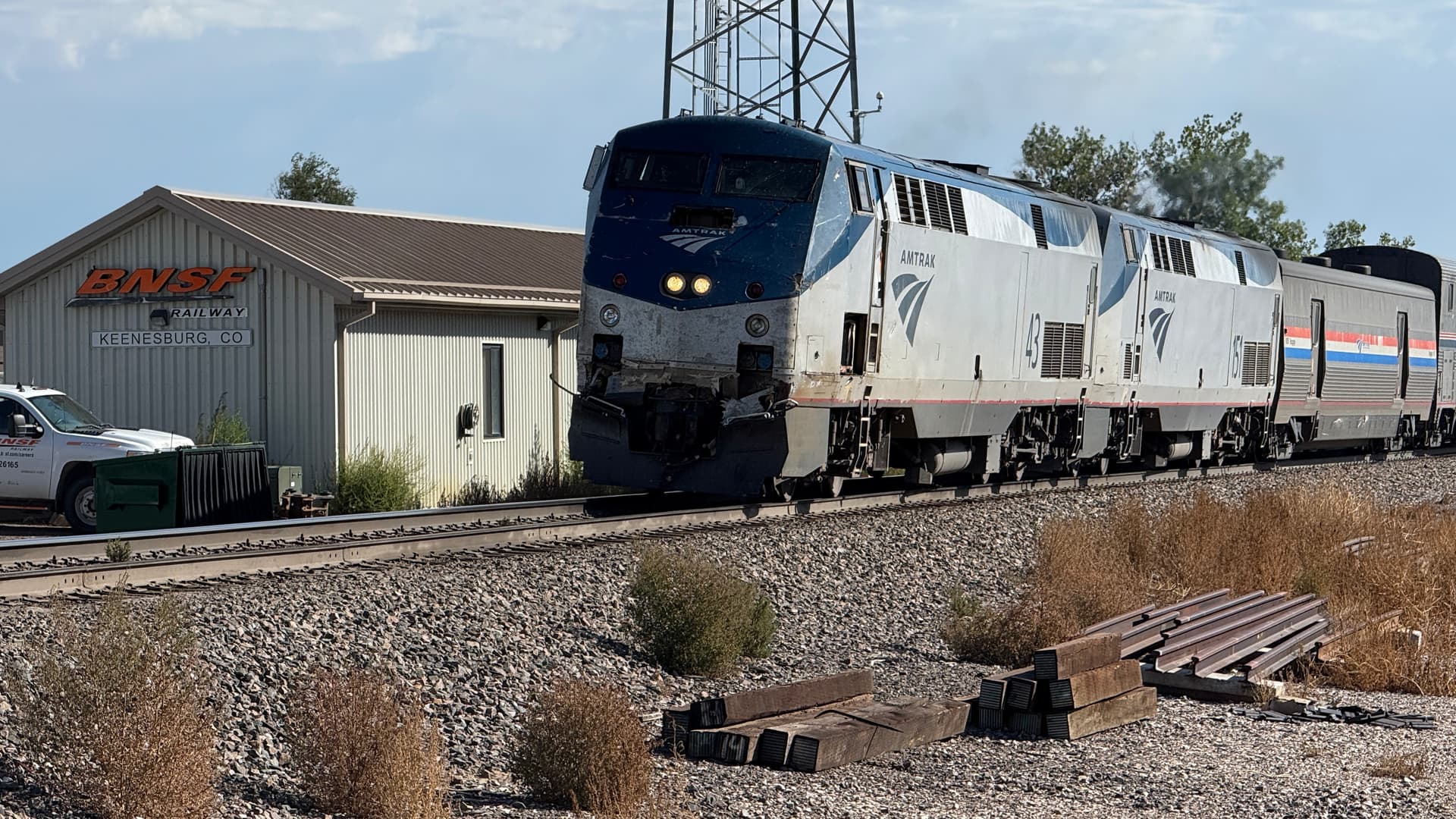 BNSF 3900 Led Amtrak Train 5 after Semitrailer Incident - Passenger ...